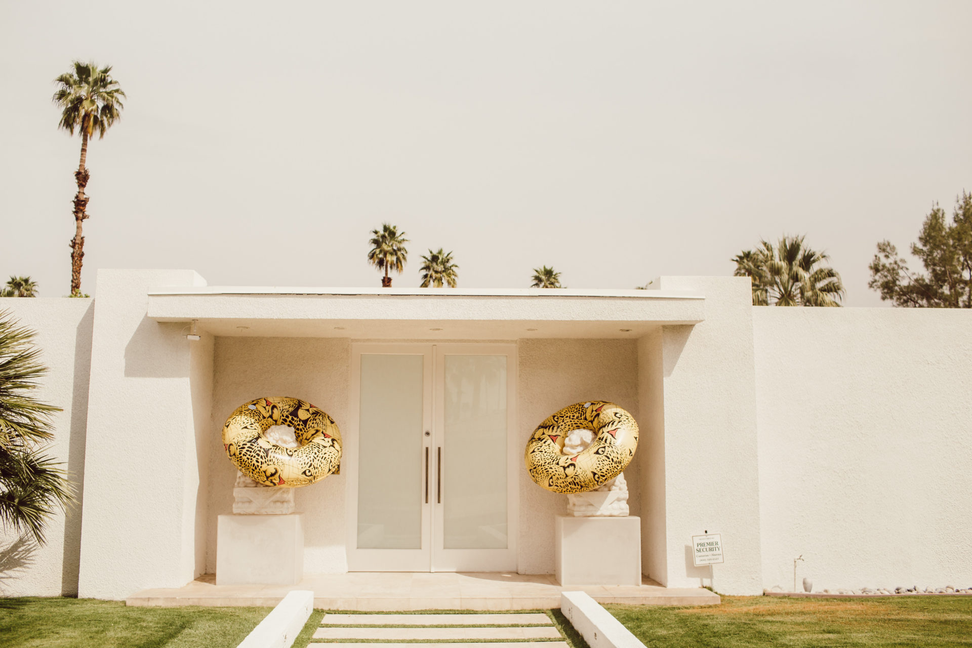 14 Self Guided Palm Springs Door Tour Stops: That Pink Door + More!