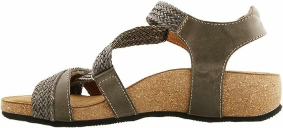 18 Best Travel Sandals Approved For Comfort & Style