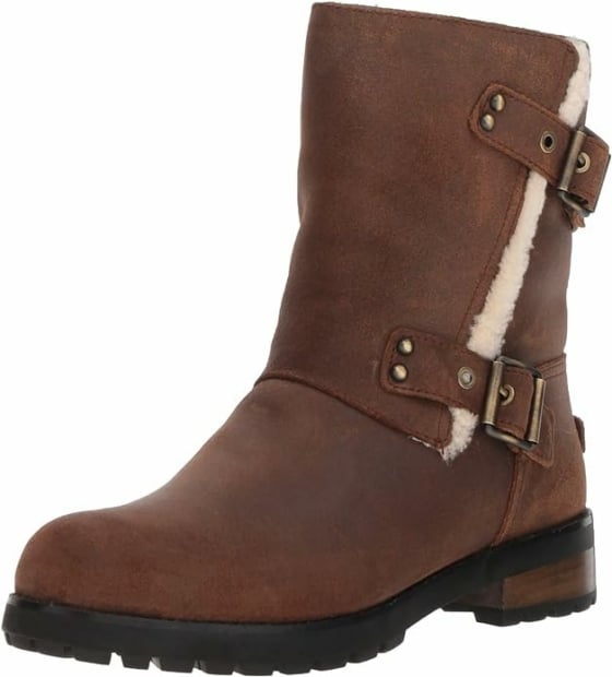21 Best Travel Shoes For All Weather, Terrains & Activities